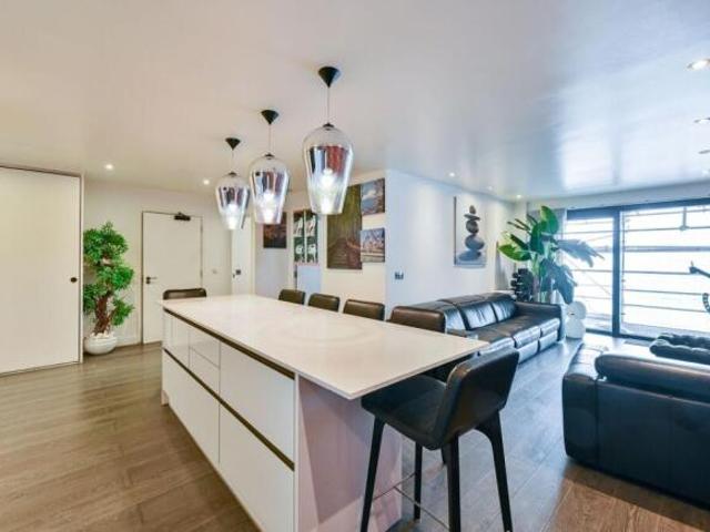 2 bedroom flat for sale in Aragon Court, Kennington, London, SE11