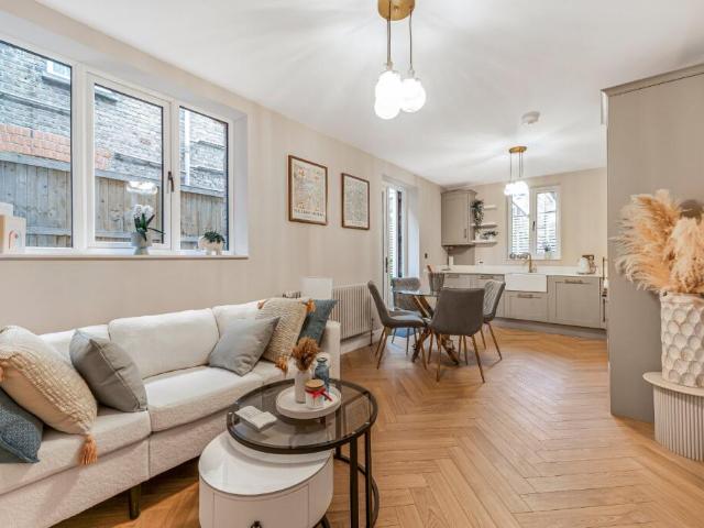 2 bedroom flat for sale in Atherfold Road, Clapham, London, SW9