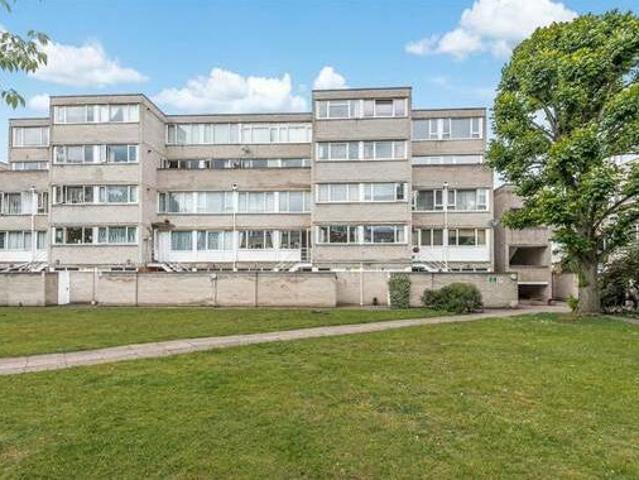 2 bedroom flat for sale in Athlone Square Windsor SL4
