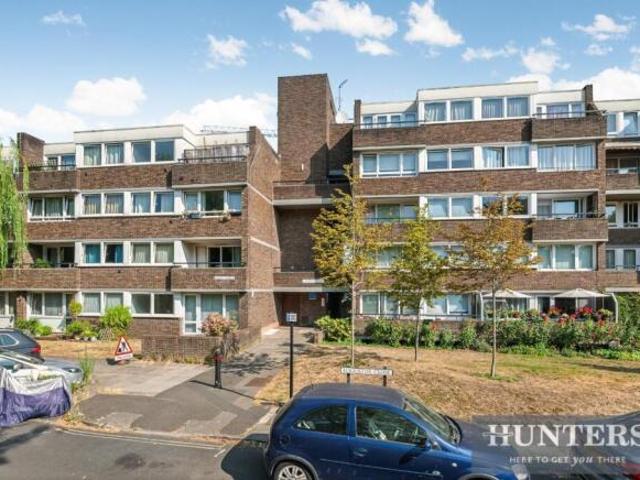 2 bedroom flat for sale in Augustus Close, Brentford, TW8