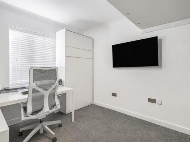 2 bedroom flat for sale in Augustus Road, SW19