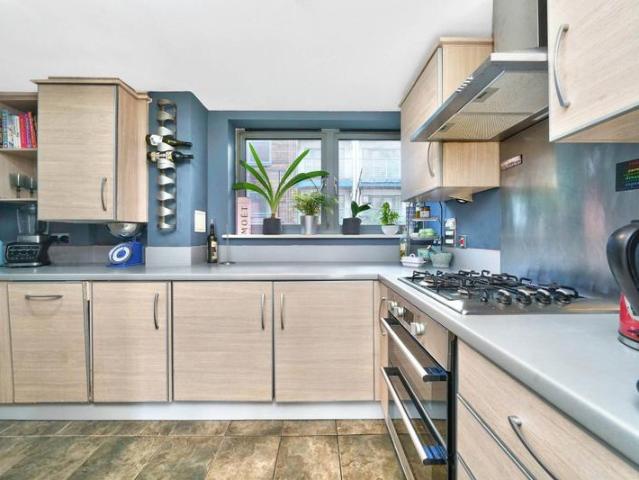 2 Bedroom Flat for Sale in Aura Court