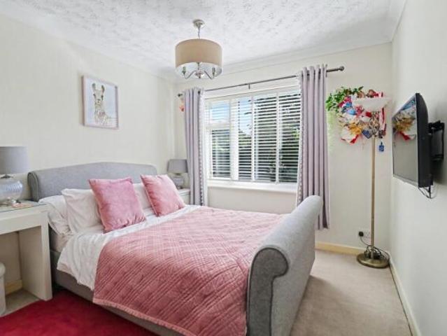 2 bedroom flat for sale in Avon Court, Netley Abbey, SO31