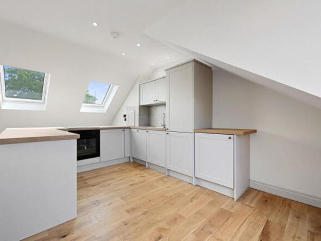 2 bedroom flat for sale in Avenue Gardens, London, W3