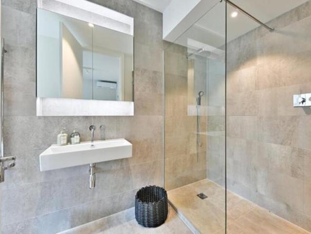 2 bedroom flat for sale in Avenue Road, London, NW8
