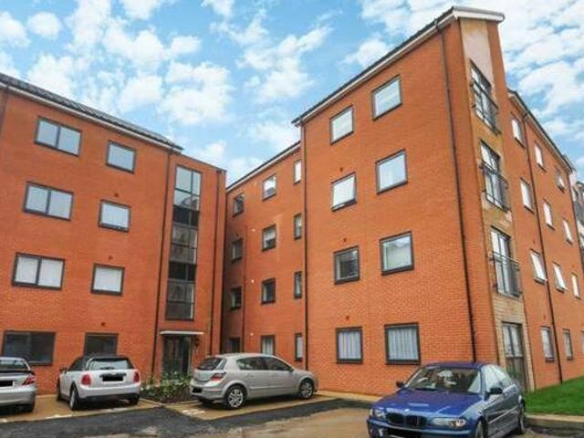 2 bedroom flat for sale in Aylesbury Buckinghamshire HP19