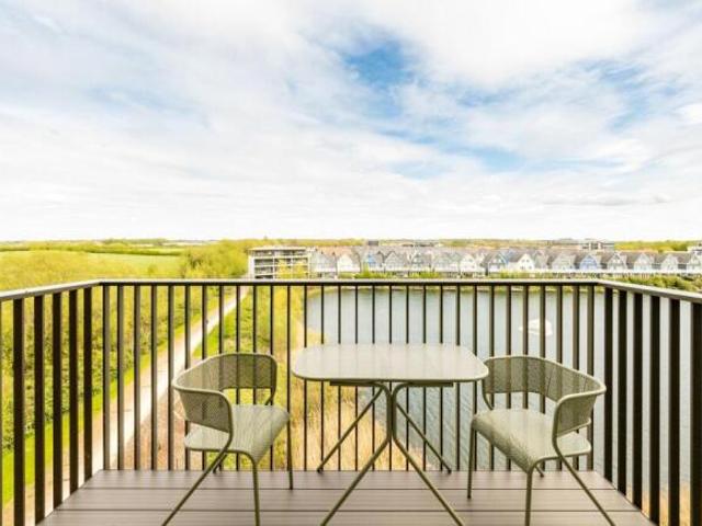 2 bedroom flat for sale in Bankside Gardens, Reading, RG2