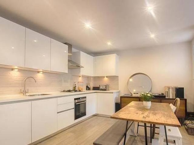 2 bedroom flat for sale in Bakers Court Hemnall Street Epping CM16