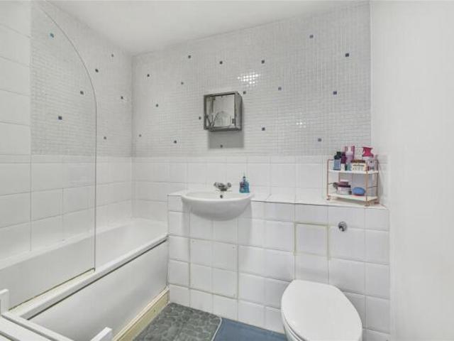2 bedroom flat for sale in Balham High Road, London, SW17
