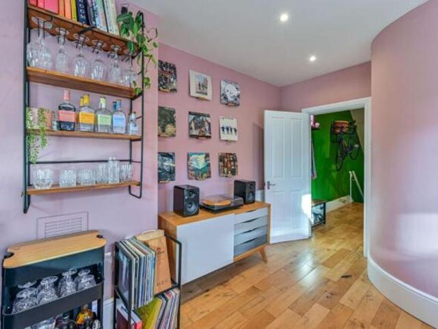 2 bedroom flat for sale in Barcombe Avenue, Streatham Hill, London, SW2