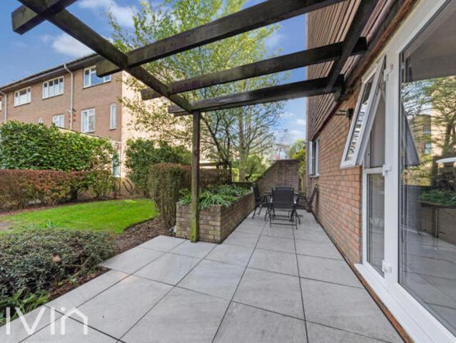 2 bedroom flat for sale in Bardsley Close, Croydon, Greater London, CR0