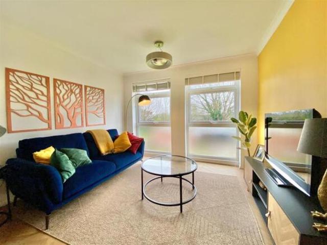 2 bedroom flat for sale in Barnwood Road, Barnwood, GL4