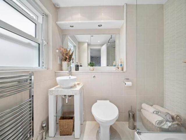 2 bedroom flat for sale in Battersea Church Road, Battersea Park, SW11