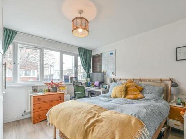 2 Bedroom Flat For Sale In Battersea, London