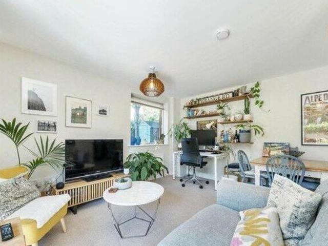 2 Bedroom Flat For Sale In Battersea, London