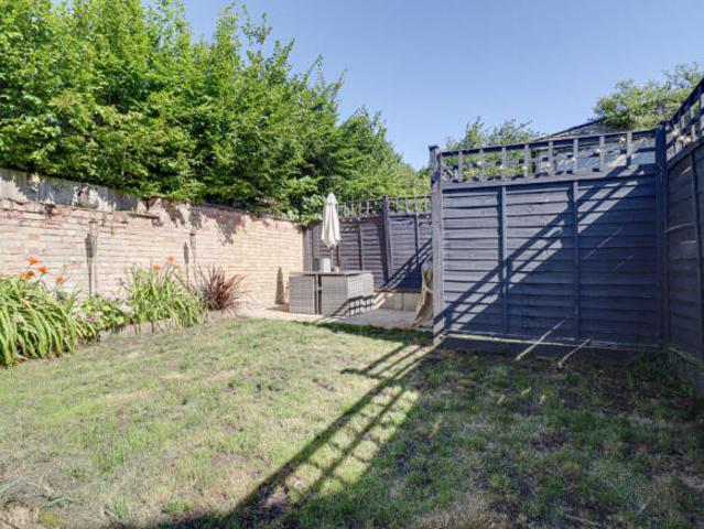 2 bedroom flat for sale in Batchwood Drive, St Albans, AL3