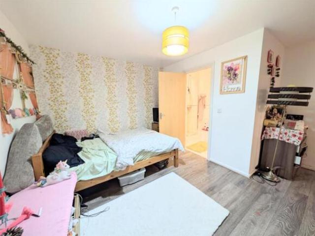 2 bedroom flat for sale in Bath Road, Slough, SL1