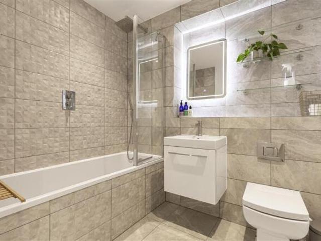 2 bedroom flat for sale in Beaumont Road, SW19
