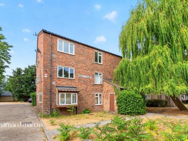 2 bedroom flat for sale in Beachborough Road, Bromley, BR1