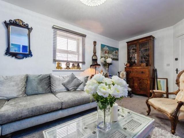 2 bedroom flat for sale in Beagle Close, Leicester, LE4