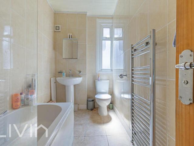 2 bedroom flat for sale in Bedford Hill, London, Greater London, SW12
