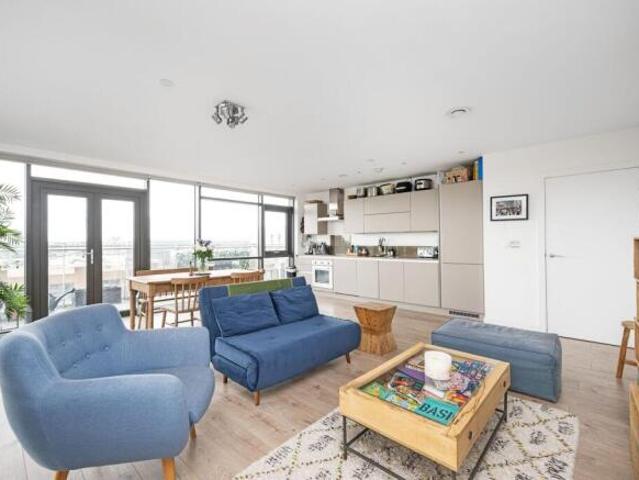 2 bedroom flat for sale in Beechwood Road, Dalston, London, E8