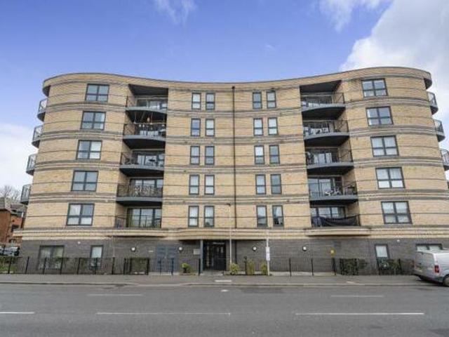 2 Bedroom Flat For Sale In Berkshire