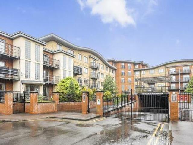 2 Bedroom Flat For Sale In Berkshire