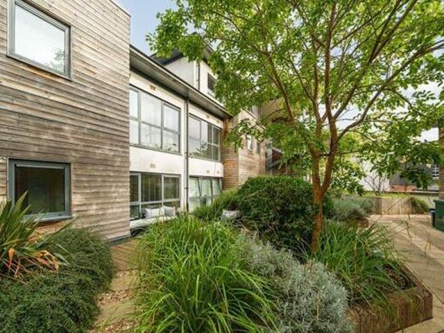 2 Bedroom Flat For Sale In Berkshire