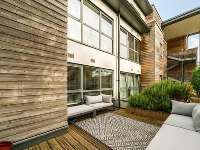 2 Bedroom Flat For Sale In Berkshire
