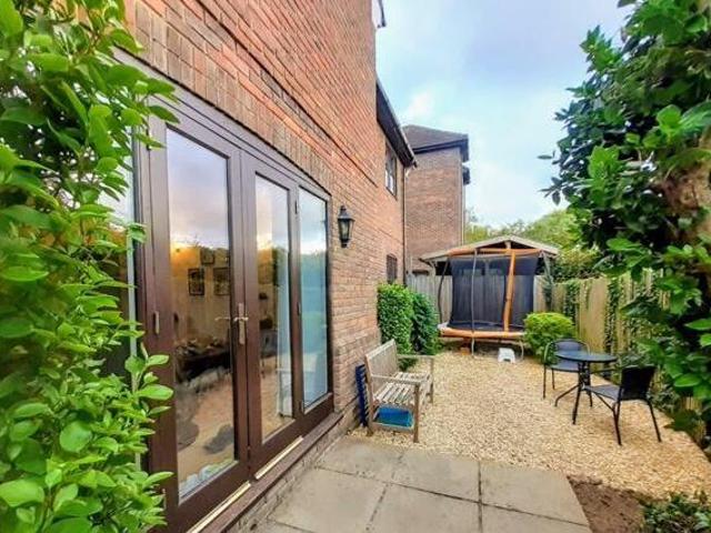 2 Bedroom Flat For Sale In Berkshire