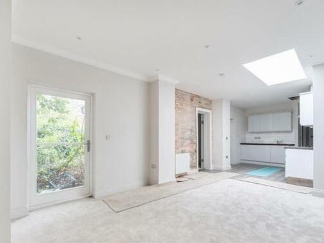 2 Bedroom Flat For Sale In Berkshire