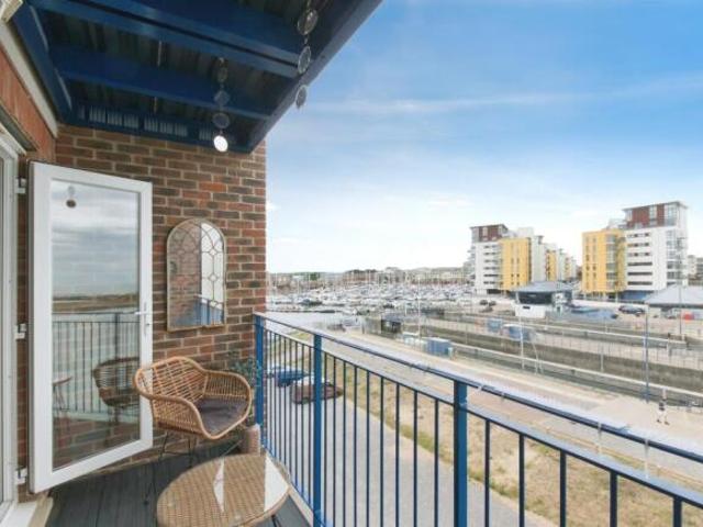 2 bedroom flat for sale in Bermuda Place, Eastbourne, BN23
