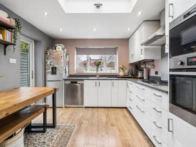 2 bedroom flat for sale in Berry Avenue, Watford, WD24