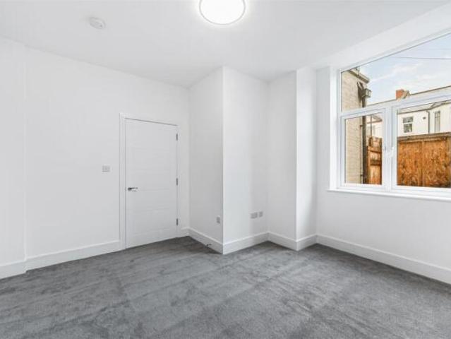 2 bedroom flat for sale in Berrymead Gardens, London, W3