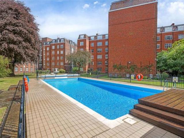 2 bedroom flat for sale in Beverley Court, Wellesley Road, London, W4