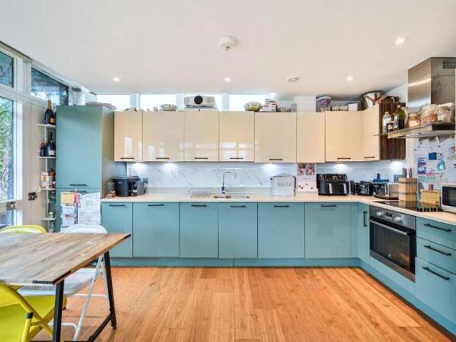 2 bedroom flat for sale in Boundary Lane, Elephant and Castle, London, SE17