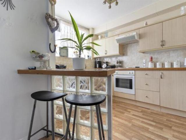 2 bedroom flat for sale in Boundary Road, Worthing, BN11