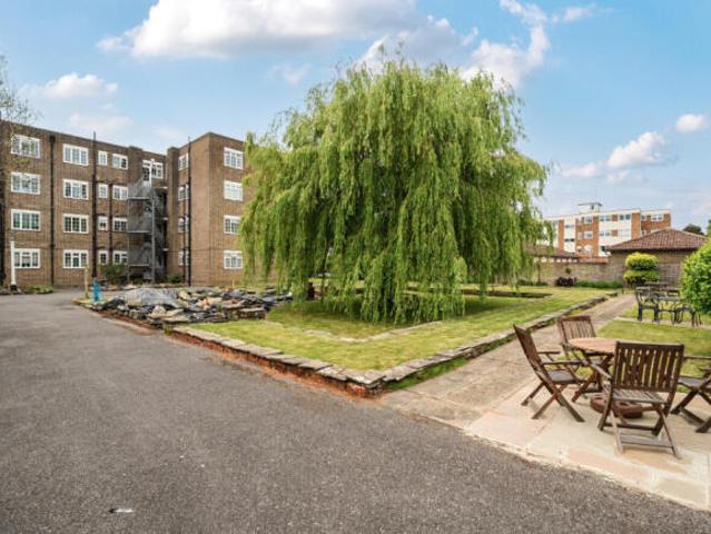 2 bedroom flat for sale in Boundary Road, Worthing, West Sussex, BN11