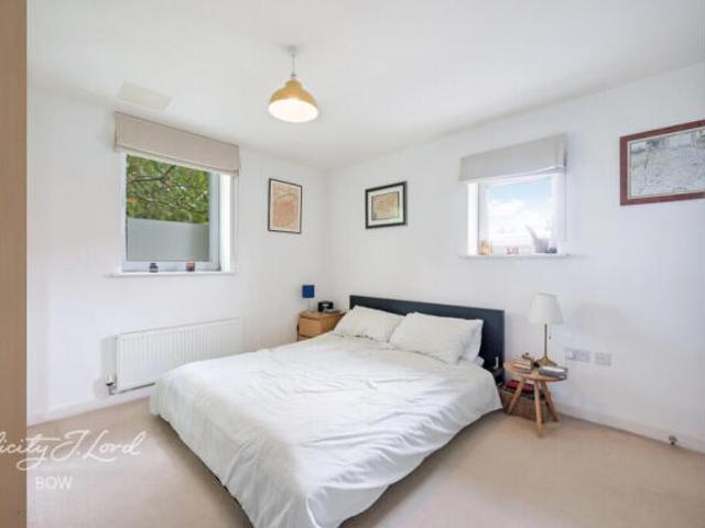 2 bedroom flat for sale in Bow Road, LONDON E3
