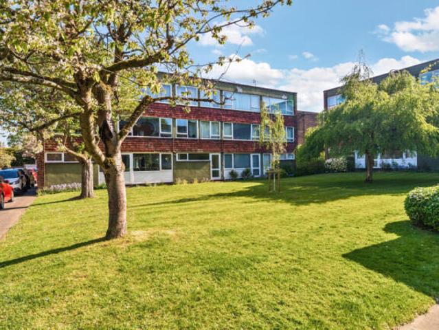 2 bedroom flat for sale in Boxgrove Avenue, Guildford, Surrey, GU1