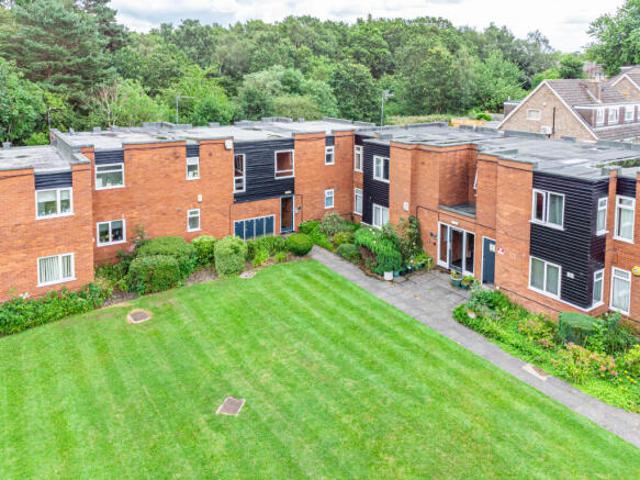 2 bedroom flat for sale in Blackmoor Court, King Drive, Leeds, LS17