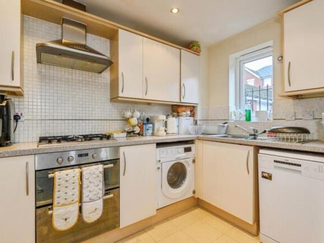 2 bedroom flat for sale in Blackthorn Drive, Huddersfield, West Yorkshire, HD3