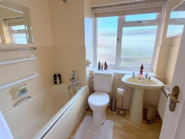 2 bedroom flat for sale in Blackwater Road, Eastbourne, BN21