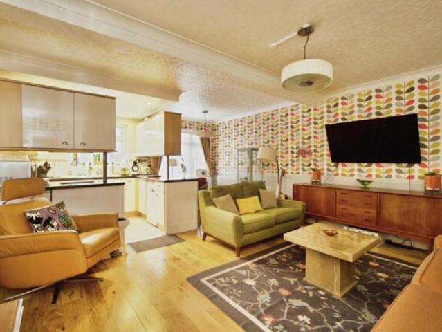 2 bedroom flat for sale in Blake Hall Road, London, E11