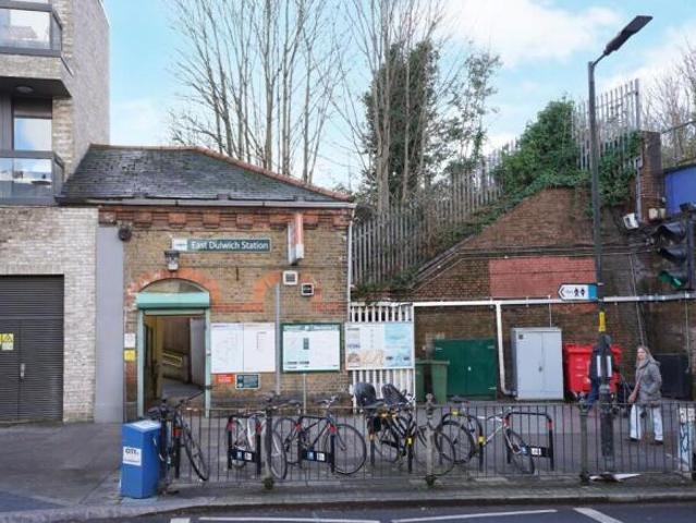 2 bedroom flat for sale in Bromar Road, East Dulwich, London, SE5