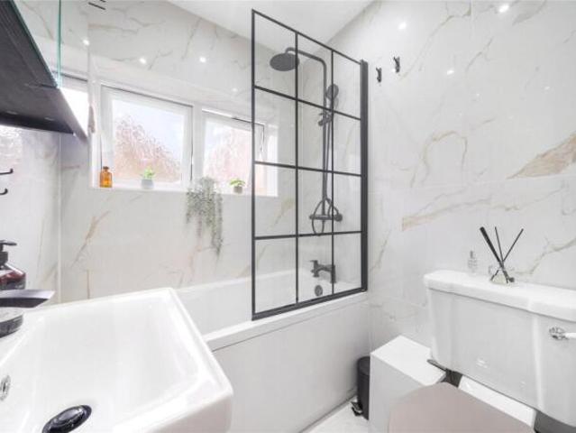 2 bedroom flat for sale in Bromley Road, Beckenham, BR3