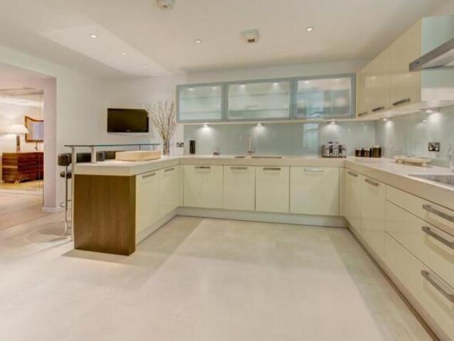 2 bedroom flat for sale in Brompton Place, London, SW3