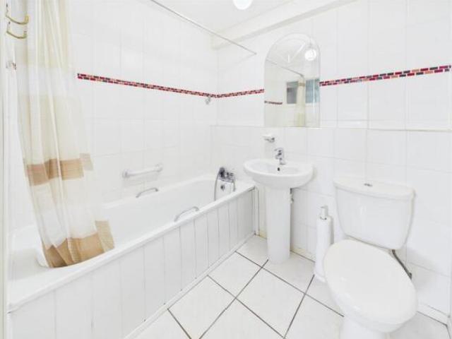 2 bedroom flat for sale in Broomhill Lane, Glasgow, G11
