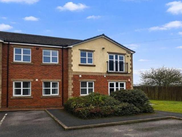 2 bedroom flat for sale in Bradford Road, East Bierley, Bradford, West Yorkshire, BD4